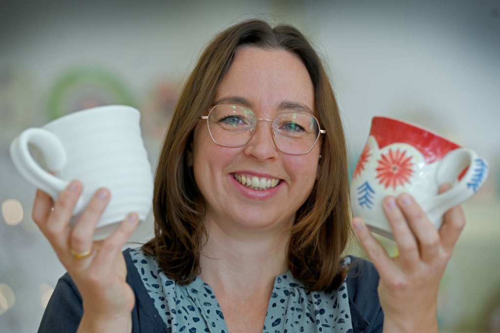 Bunte Keramik gegen graue Herbsttage