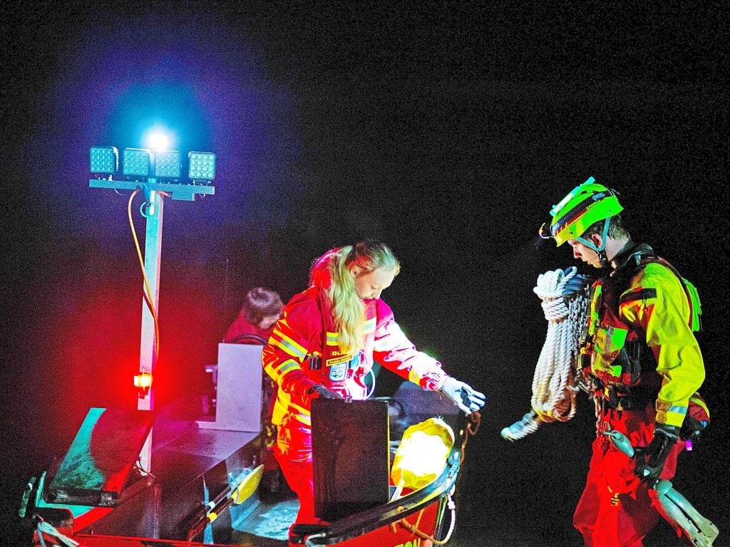 Menschen retten in völliger Dunkelheit
