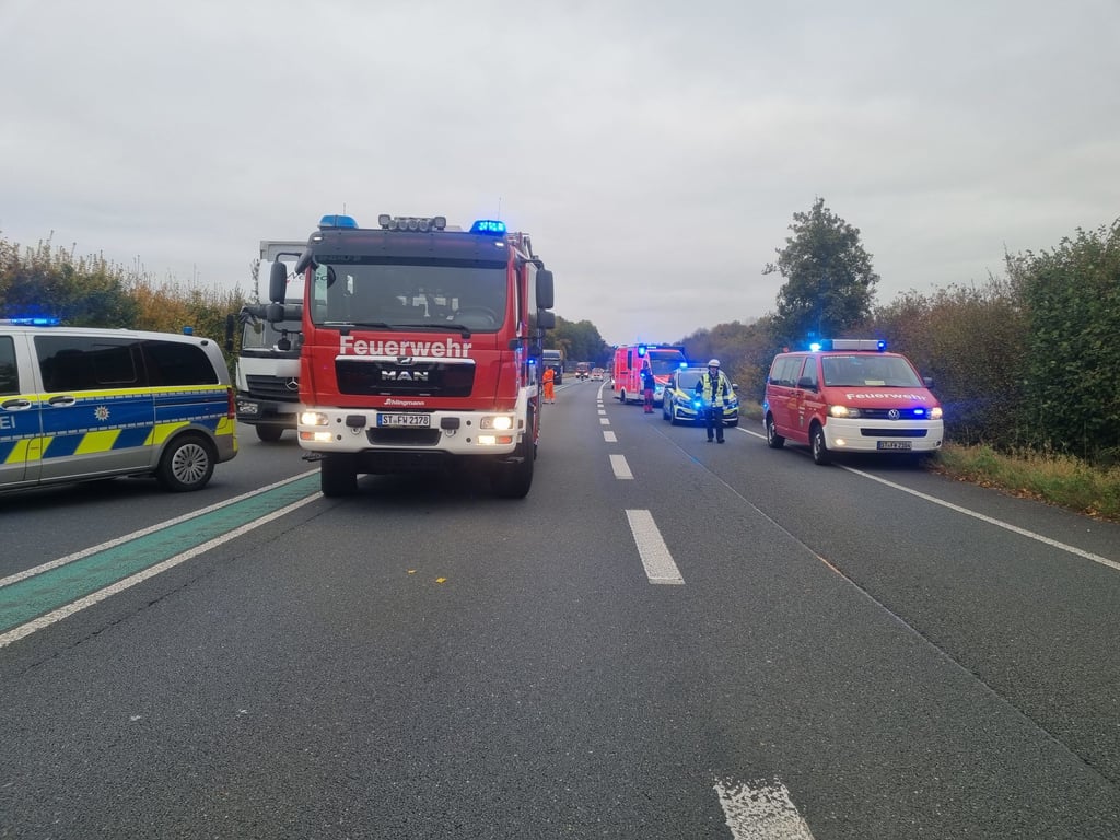 B54/Steinfurt: Vollsperrung nach schwerem Unfall mit vier Verletzten