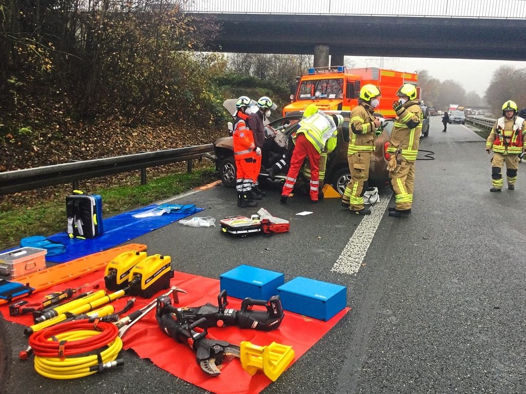 Vier Verletzte bei Verkehrsunfall auf der B64 in Paderborn