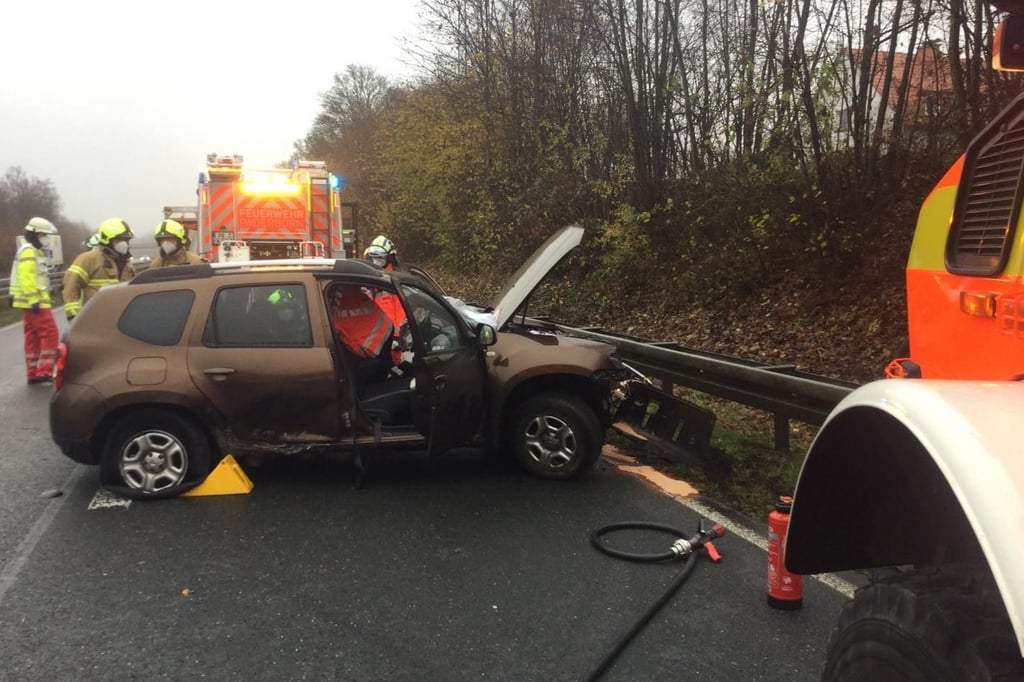 Paderborn: Schwerer Unfall auf B64 – SUV prallt gegen Mittelleitplanke