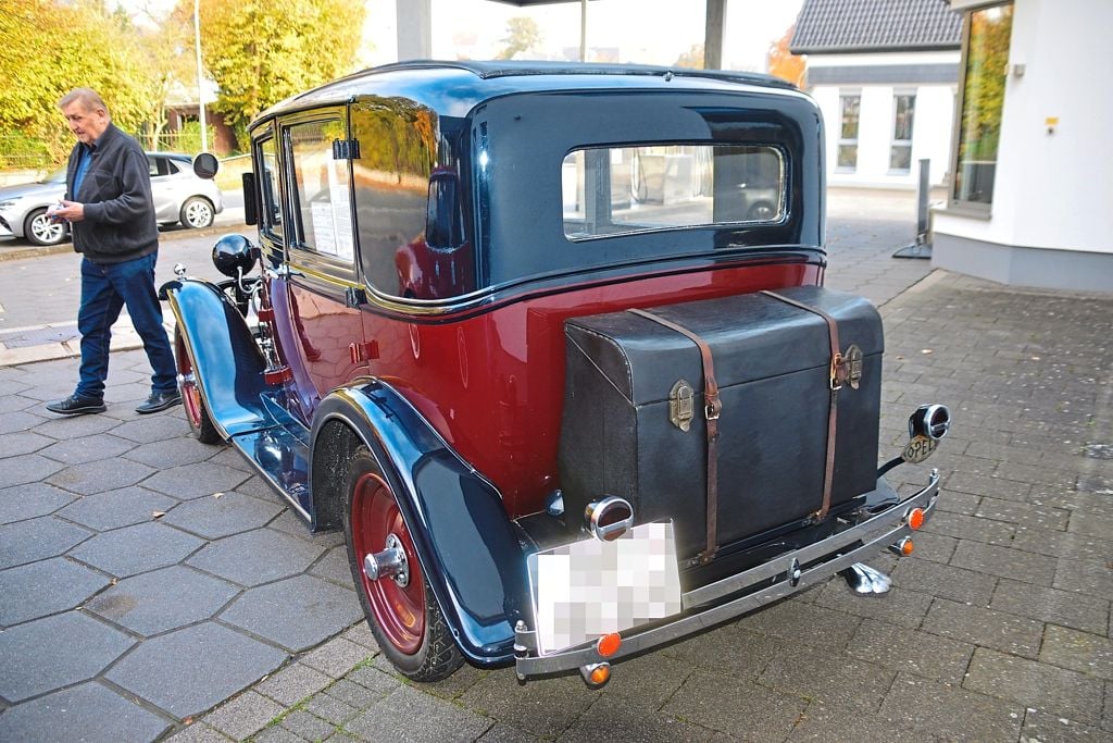 Norbert Hoppe aus Scherfede zeigt seine Opel von 1930, 1937 und 1975
