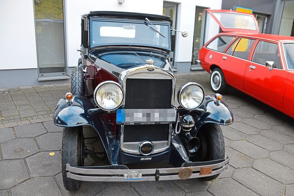 Norbert Hoppe aus Scherfede zeigt seine Opel von 1930, 1937 und 1975