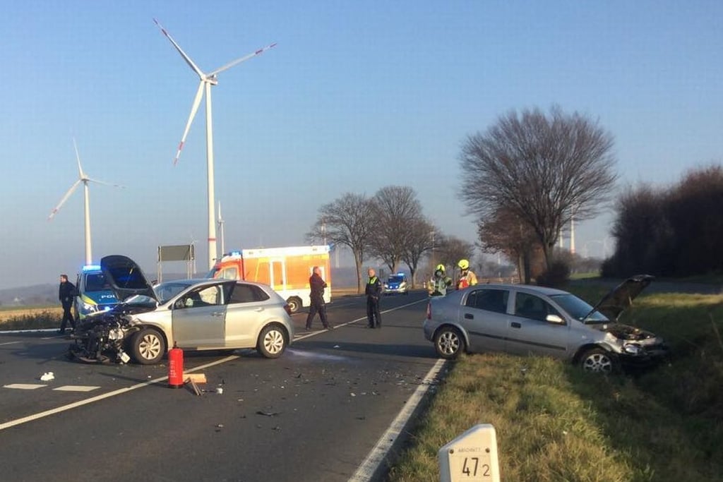 B64/Paderborn: Schwerer Unfall – 25-Jähriger prallt frontal gegen Auto