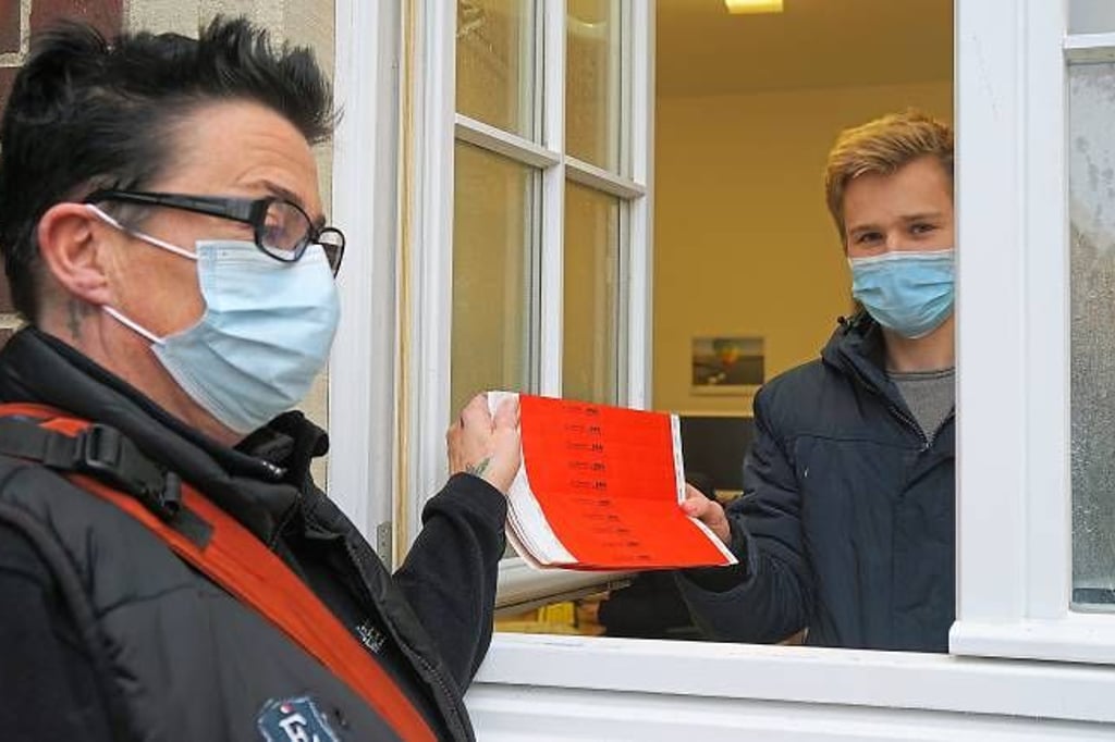 Mit Bändchen am Arm bummeln gehen