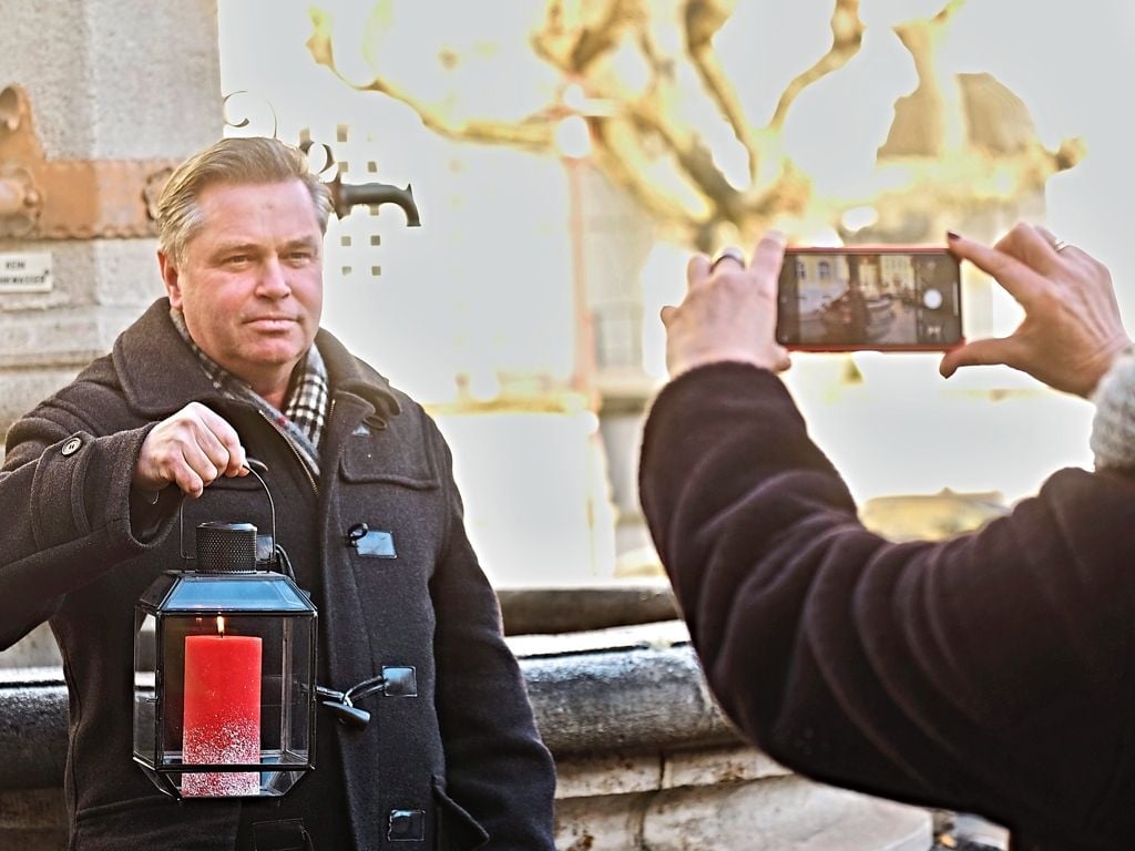 Herfords Bürgermeister entzündet erste Kerze der Solidarität