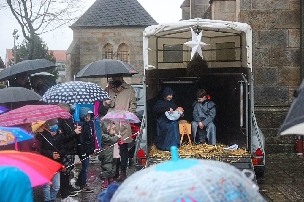 Jesuskind trotzt dem Regen