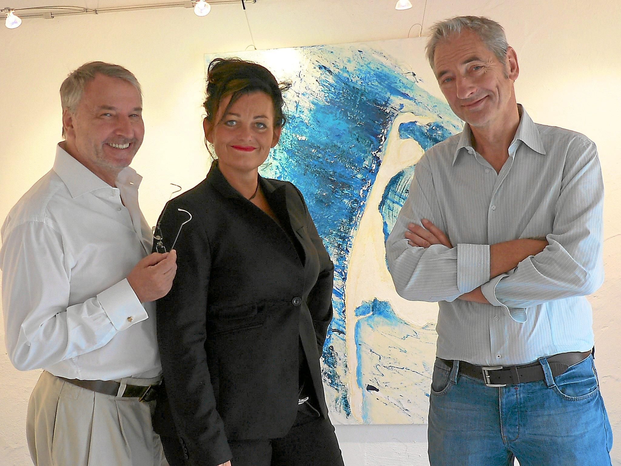 Galerist Rudi Fred Linke zeigt mit Birgit Triptrap und Harald Redmer ...