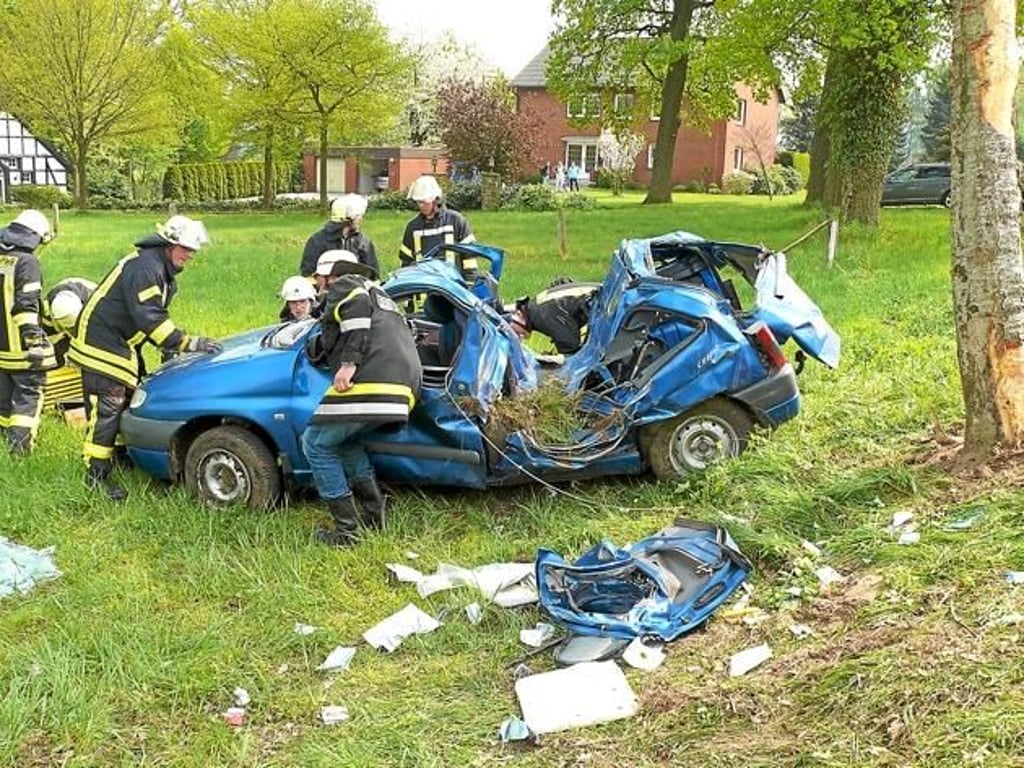 Junge Frau prallt frontal gegen Baum und wird eingeklemmt