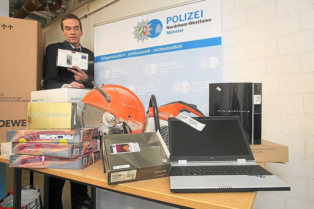 Polizei stellt Laptops, Handys und PC sicher