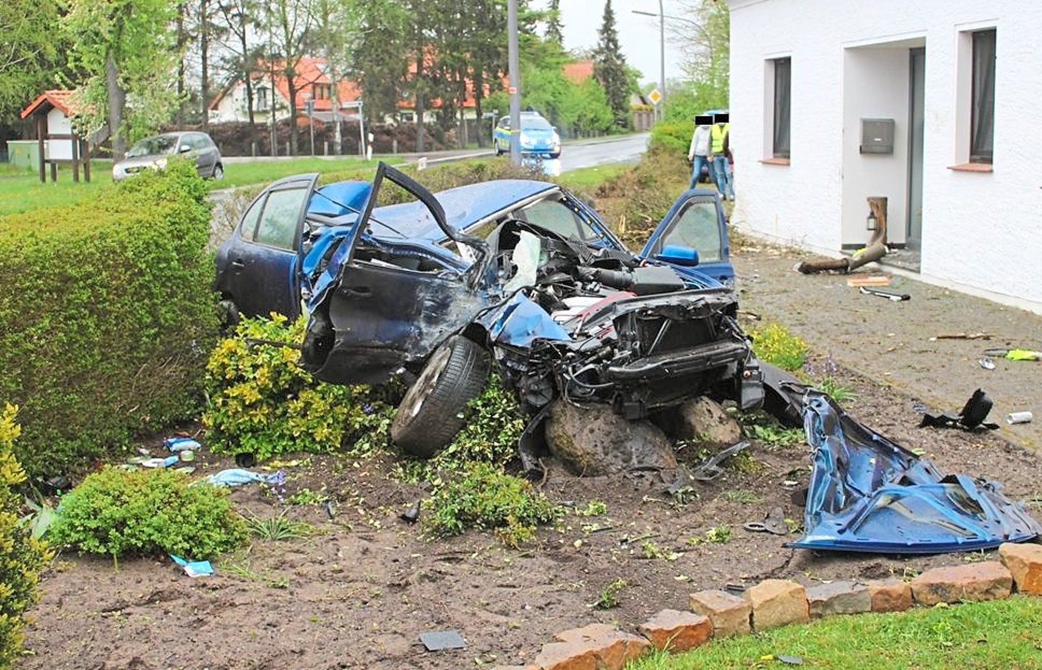 Auto landet demoliert im Garten
