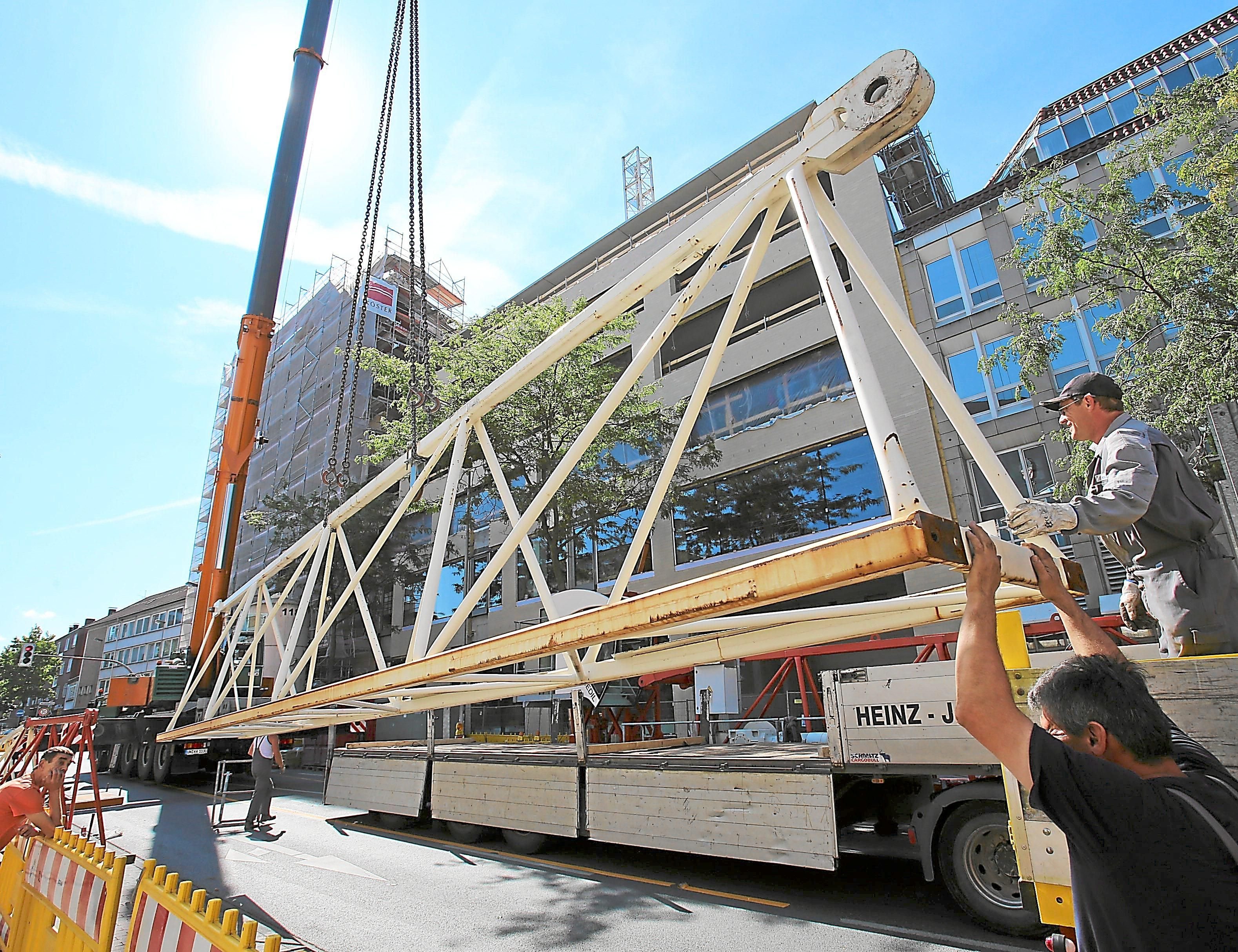 Kran in 40 Teile zerlegt