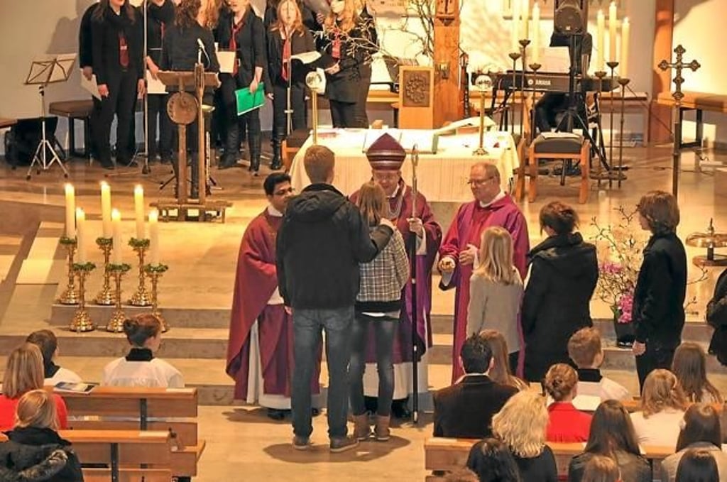 Weihbischof Dr. Christoph Hegge spendet 111 Jugendlichen das Sakrament der Firmung