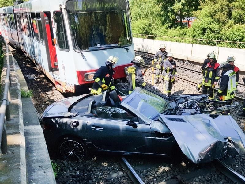 Auto landet in Gleisbett: Kollision mit Straßenbahn