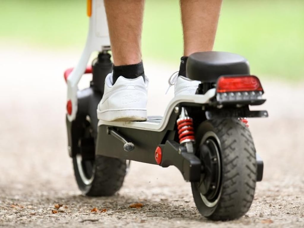 Strafanzeigen: Polizei erwischt drei Fahrer mit unversicherten E-Rollern