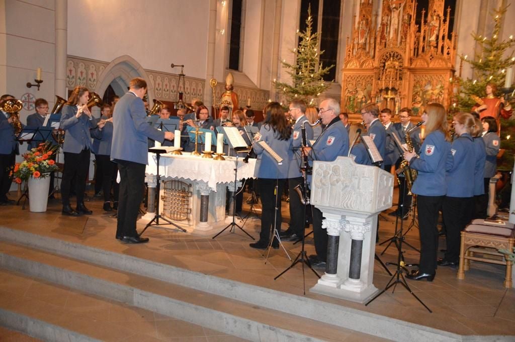 Dreikönigskonzert: Musiker und Sänger begeistern in Warburg-Scherfede