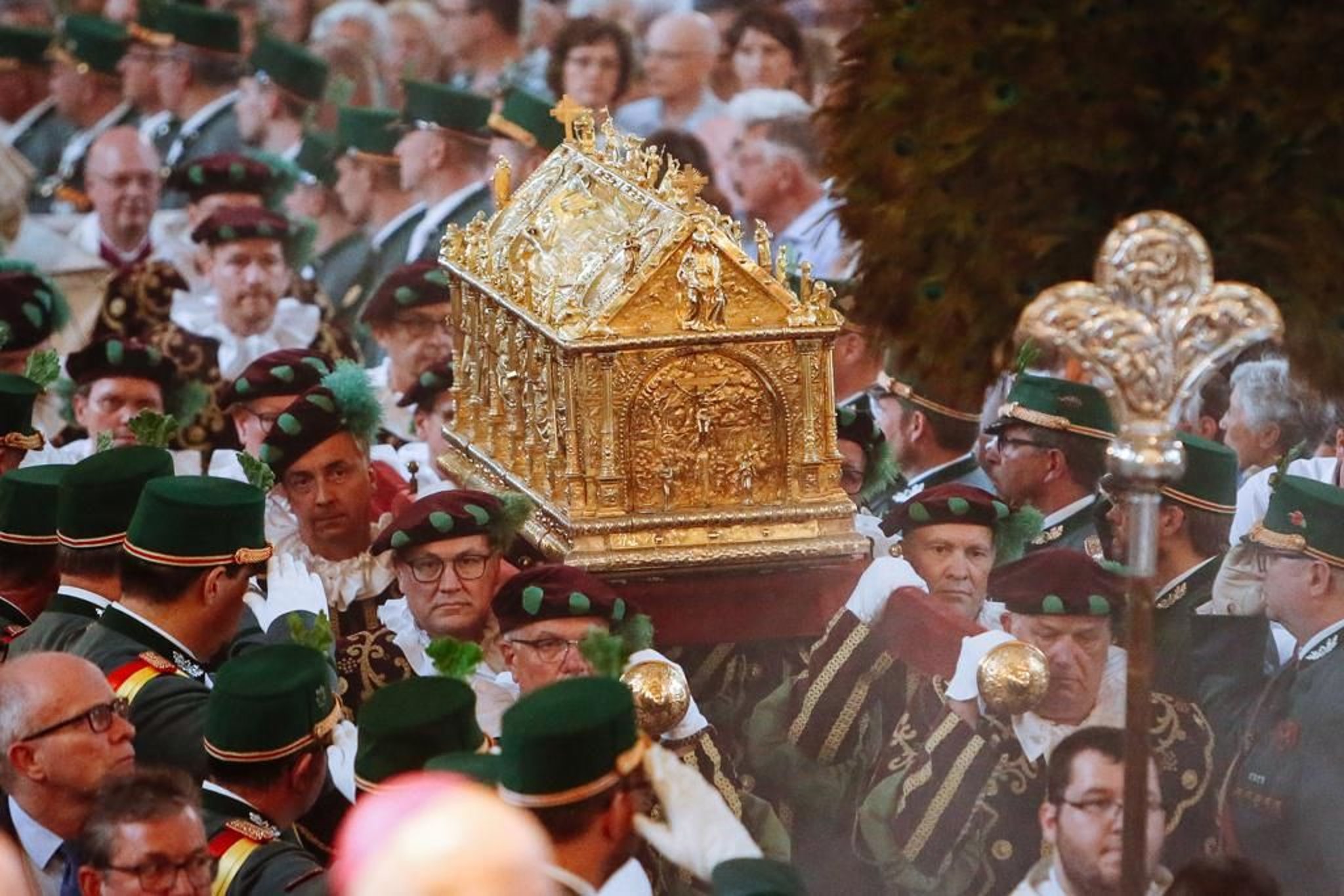 Libori: Der Schrein mit den Reliquien des Hl. Liborius auf dem Weg zum ...