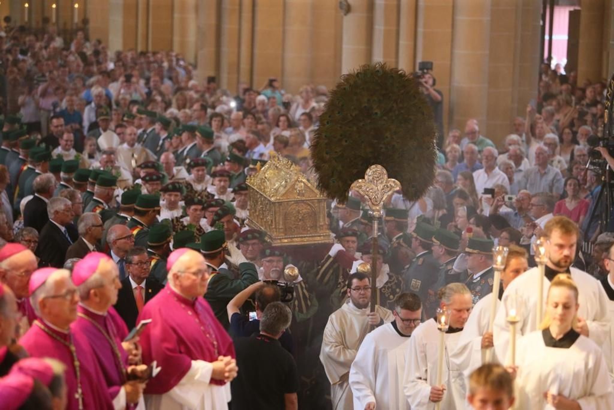 Libori: Der Schrein mit den Reliquien des Hl. Liborius auf dem Weg zum ...