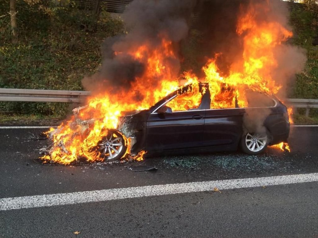 Auto brennt auf A3 komplett aus: Insassen können sich retten