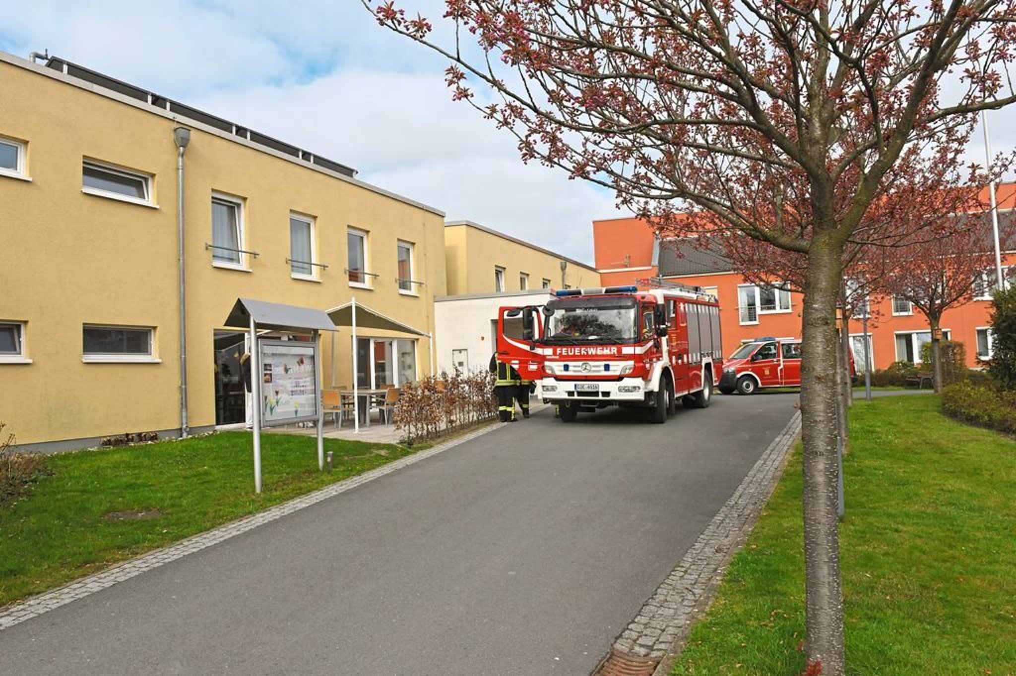 Feuerwehr vor dem Altenheim