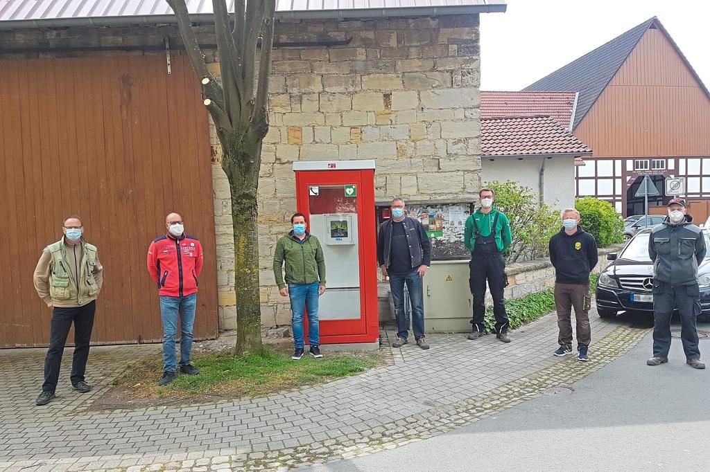 Eine Telefonzelle mit Defibrillator