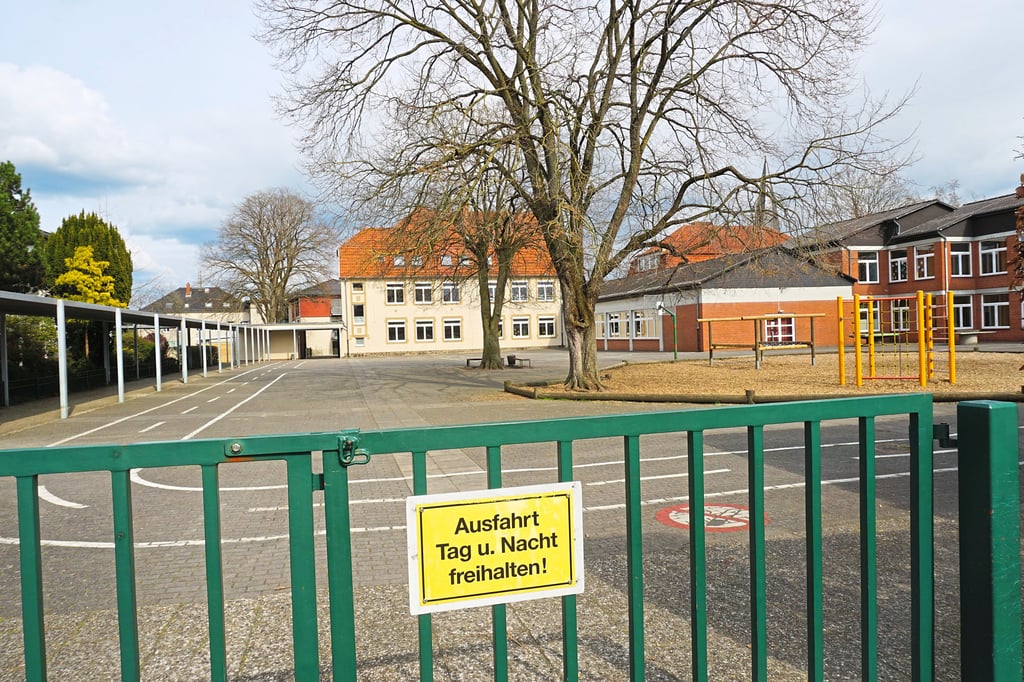 Kinder freuen sich auf Kicker-Feld