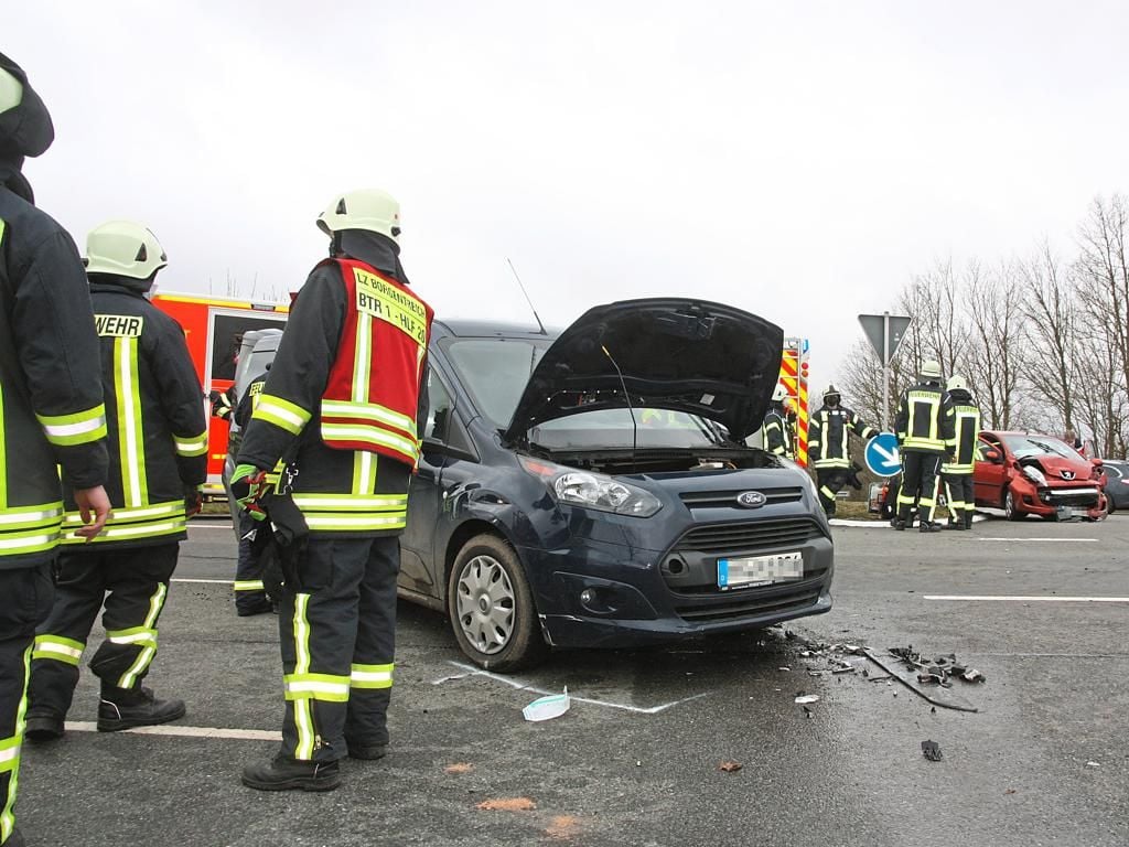 Zwei Autos kollidieren auf der B 241