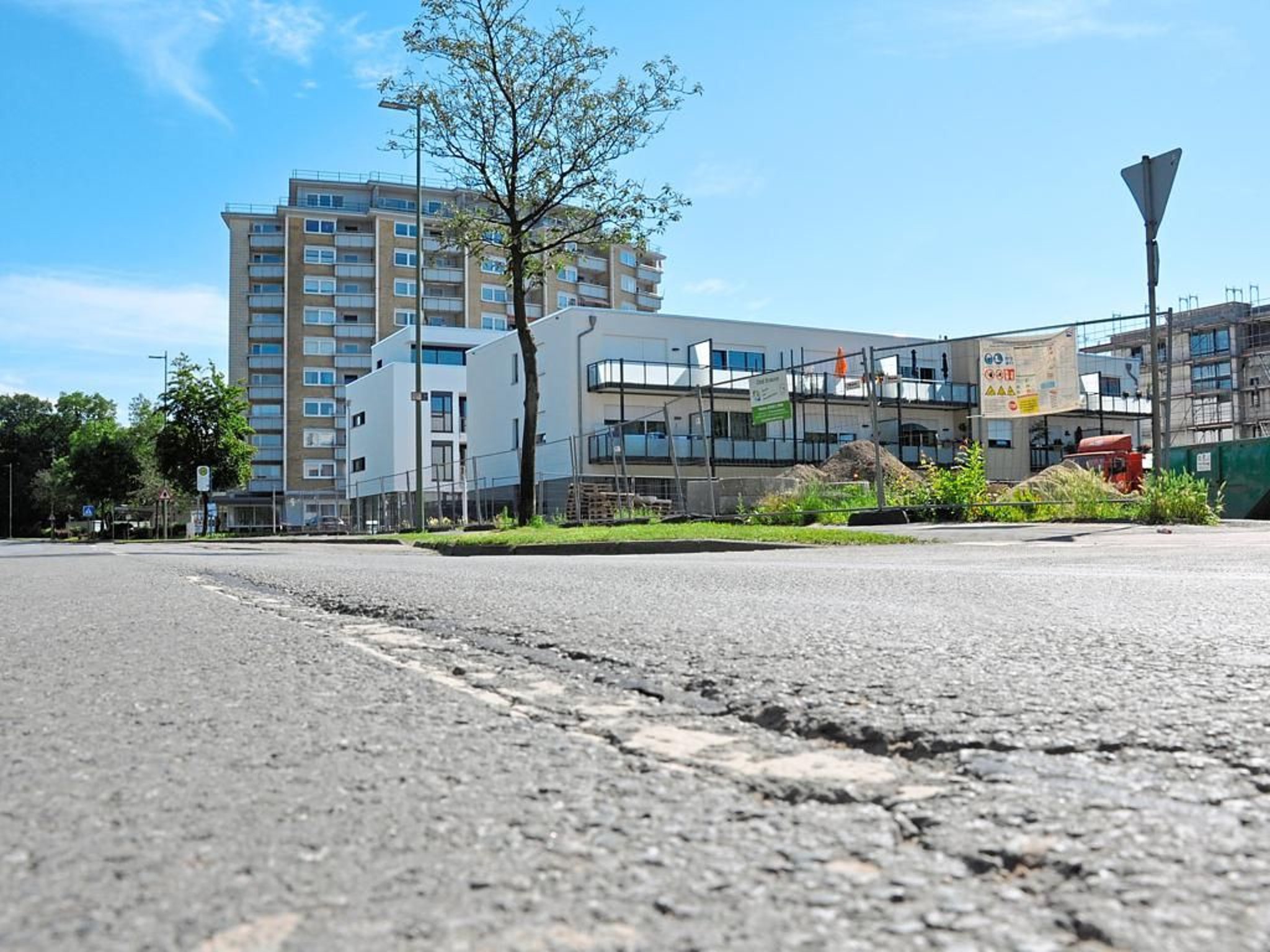Elbeallee in Bielefeld erhält neue Asphaltdecke