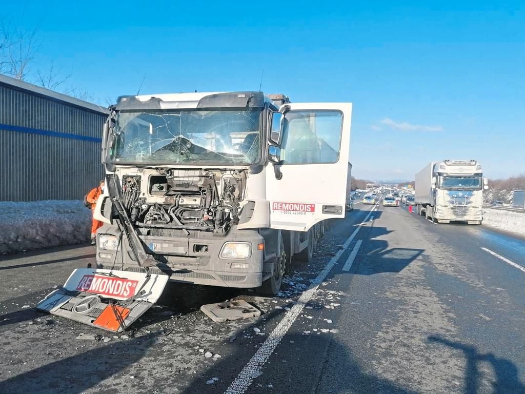 A2 nach Lkw-Unfall gesperrt