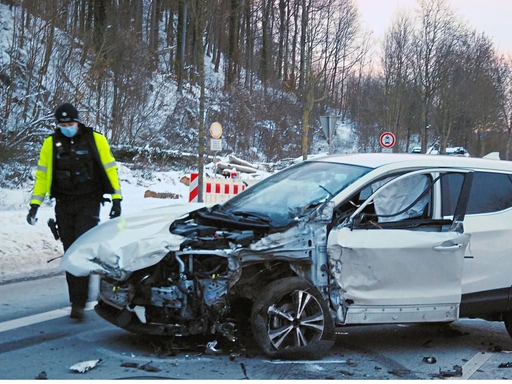 B 64: Autofahrer bei Unfall verletzt