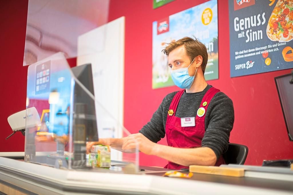 Daniel Karger trotzt im Supermarkt der Corona-Pandemie