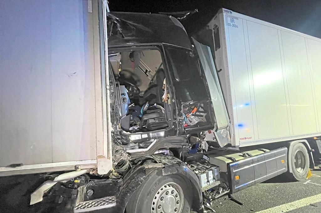 LKW fährt auf Stauende auf