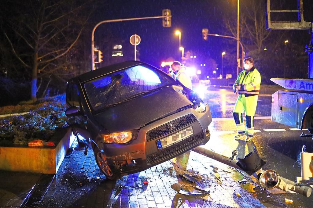Ampel-Unfall: Fahrer ermittelt