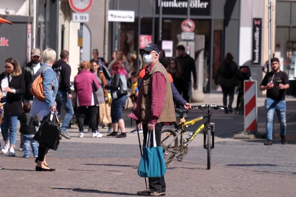 Menschen mit Masken werden zum Alltag