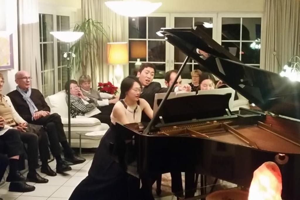 Achthändig am Klavier