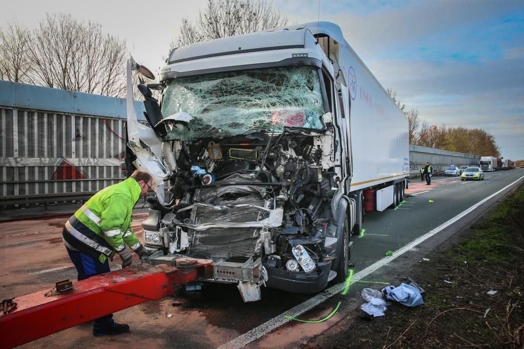 Auf Stauende aufgefahren: Lkw-Fahrer stirbt