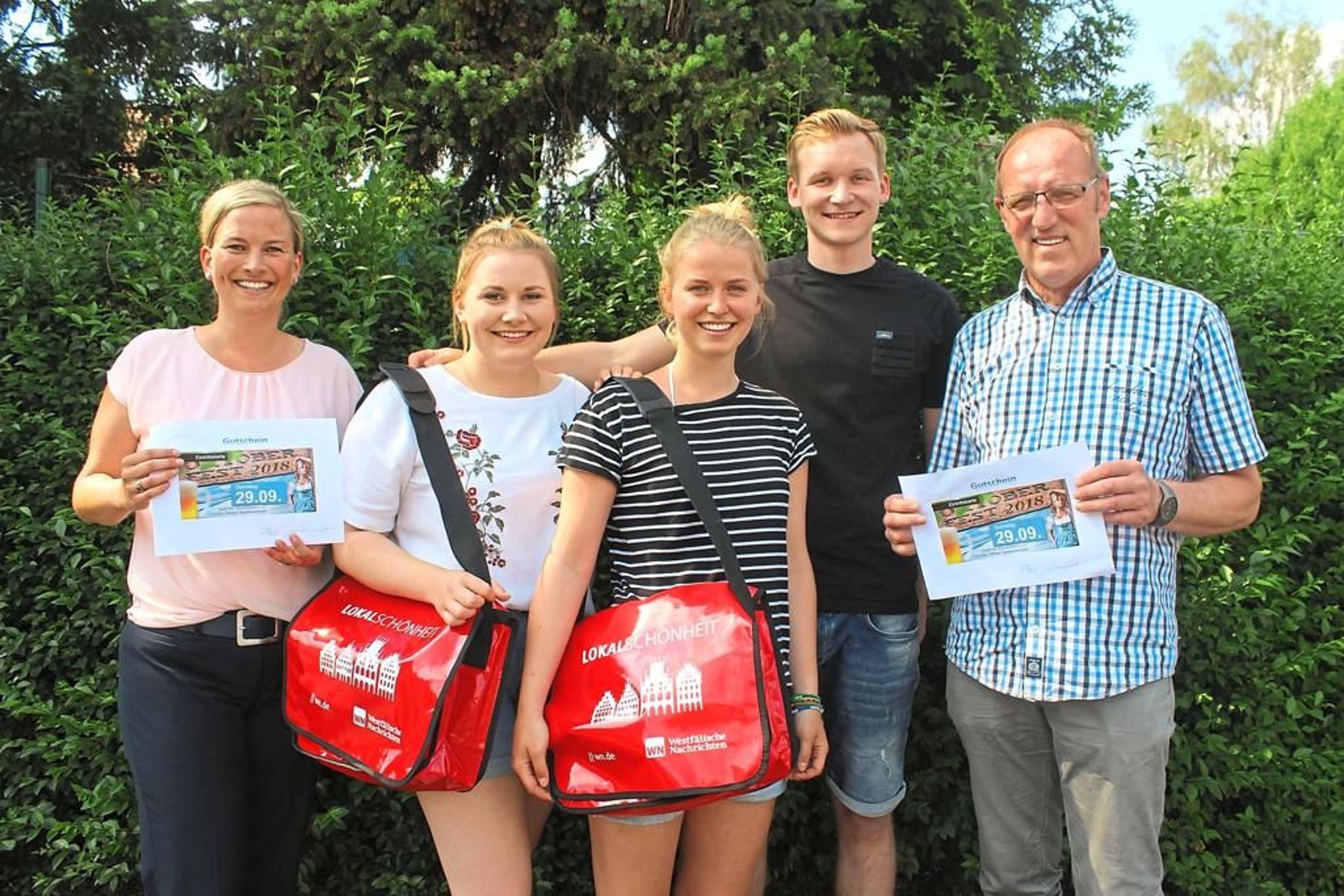 Drei fröhliche Oktoberfest-Fans