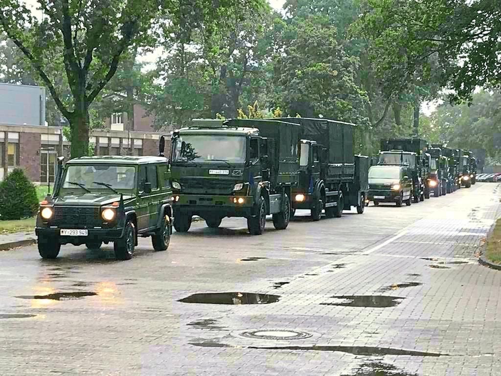 Olivgrüne Kolonne fährt in die Oberlausitz