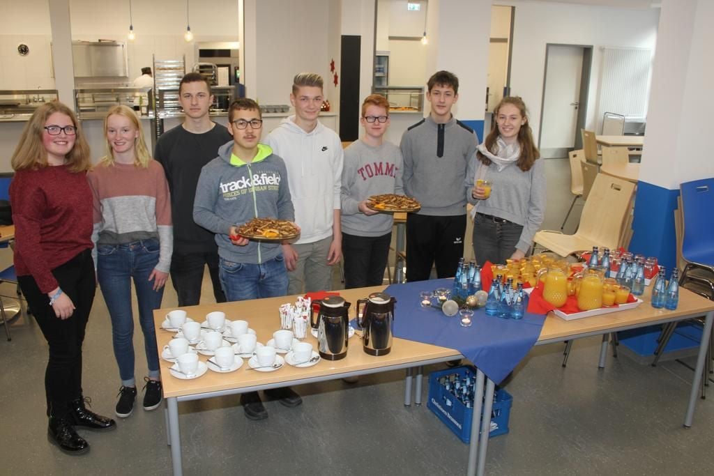 Eine Mensa mit blauen Tupfen