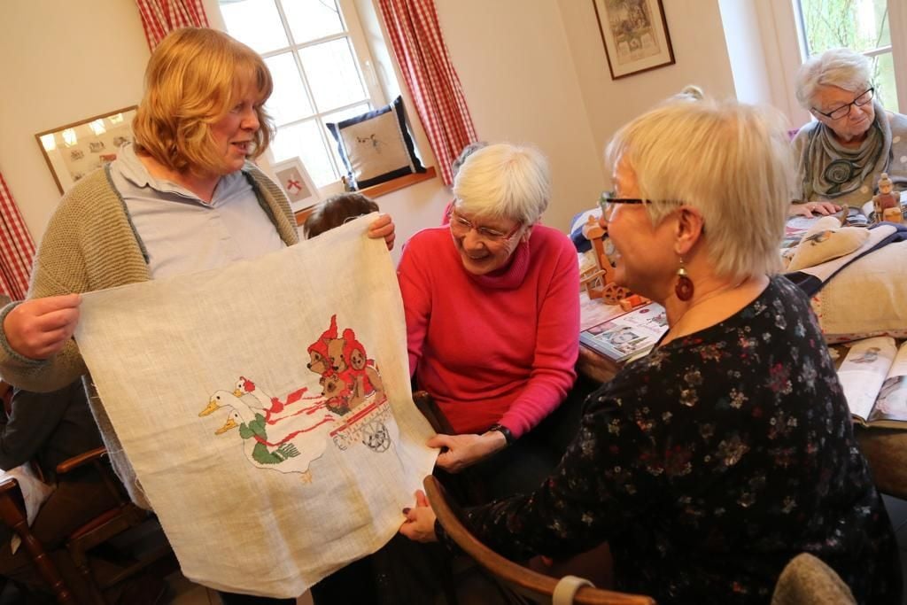 Kleine Kunstwerke auf Leinen gestickt