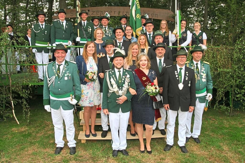 König feierlich gekrönt