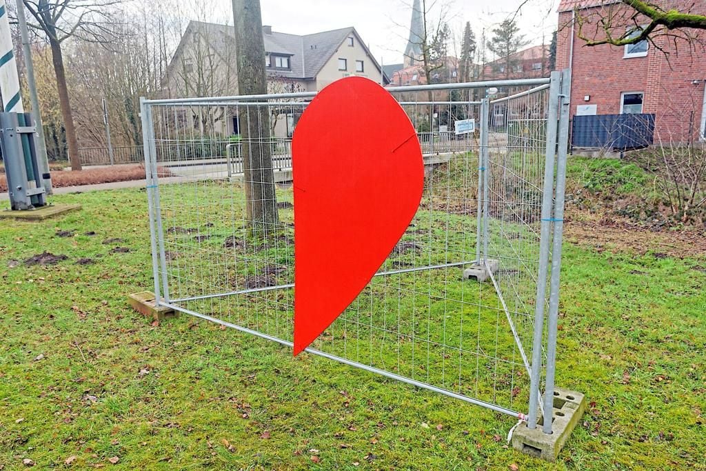 Ein halbes Herz hängt in der Landschaft