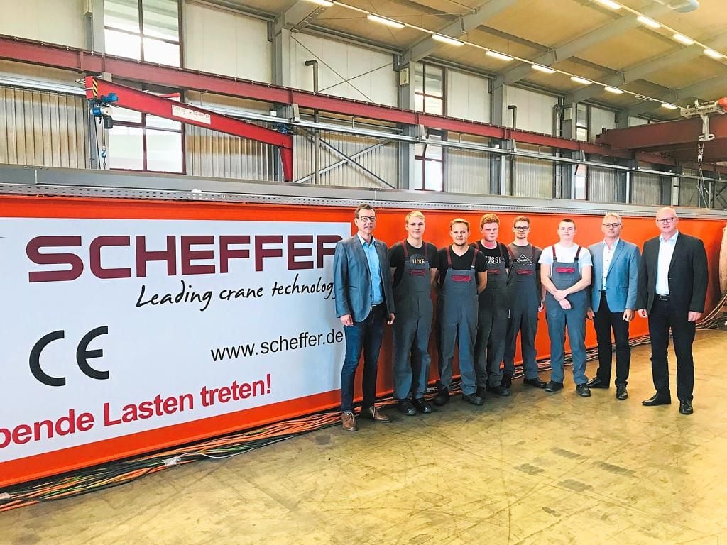 Scheffer begrüßt neue Auszubildende