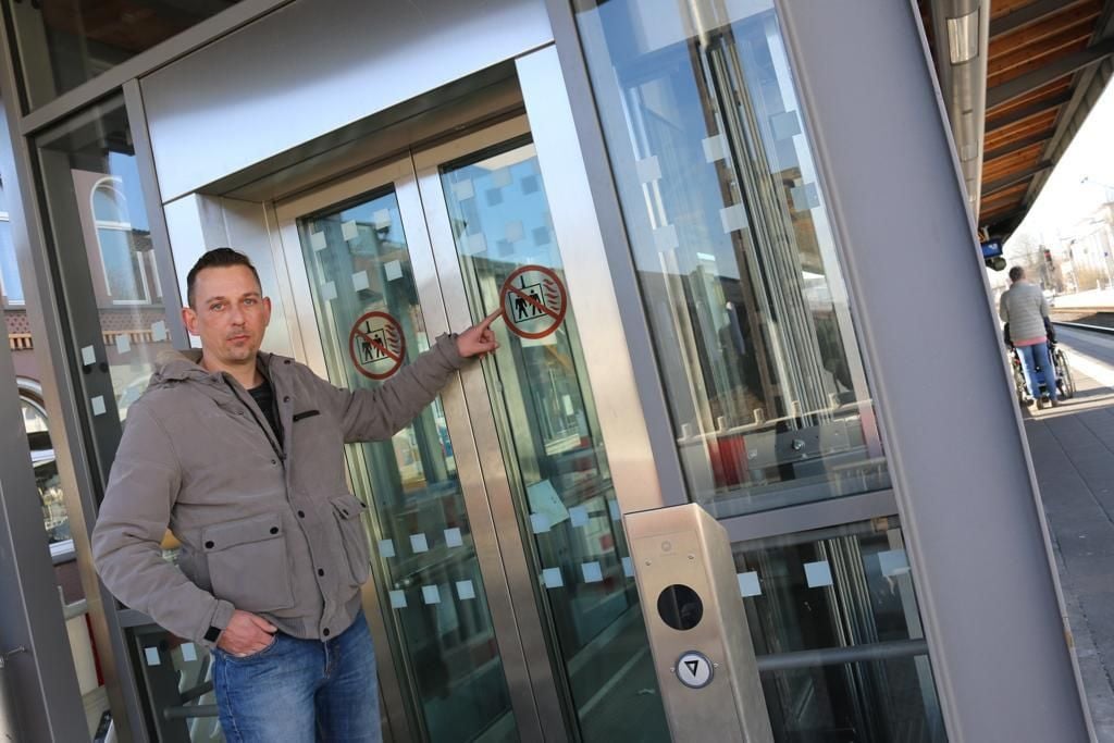 Gefangen im Bahnhofsaufzug