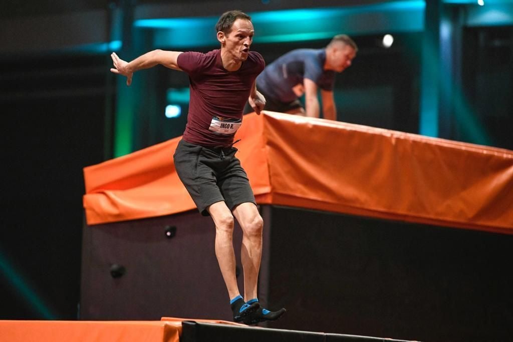 Lachen und Leiden auf dem TrampolinEr hüpft für 100.000 Euro