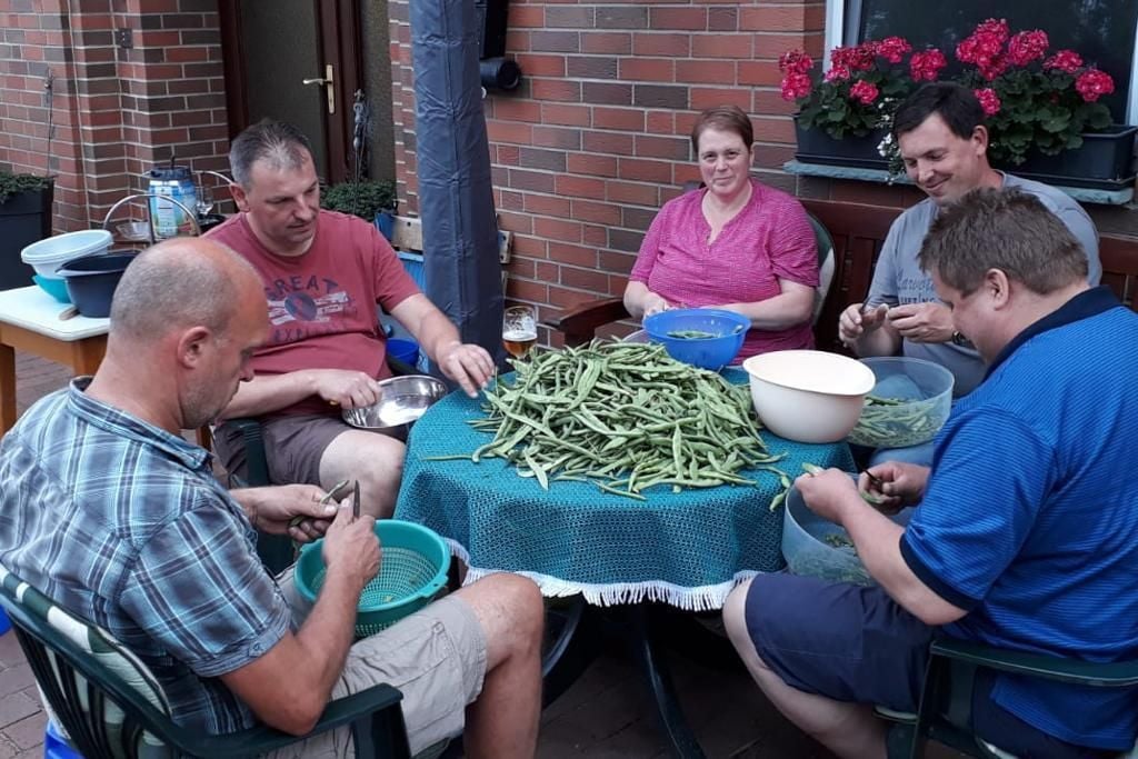 Gemütlichkeit serviert Schnippelbohnen