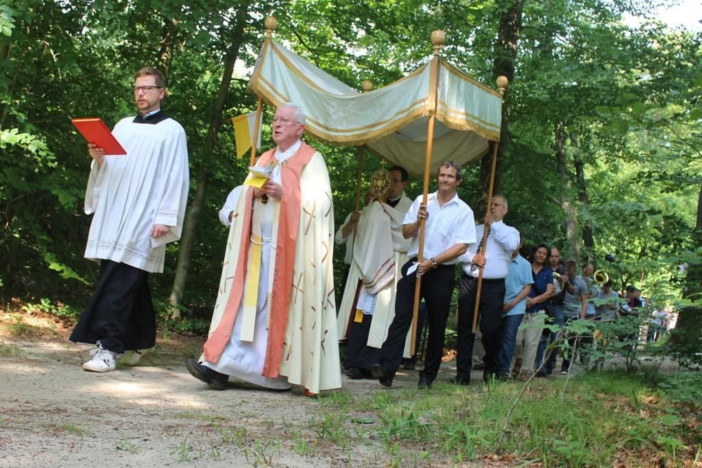 Festliche Prozession durch den Wald