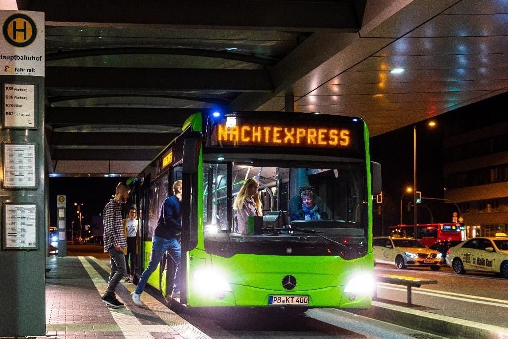 Schnelle Fahrt durch die Nacht