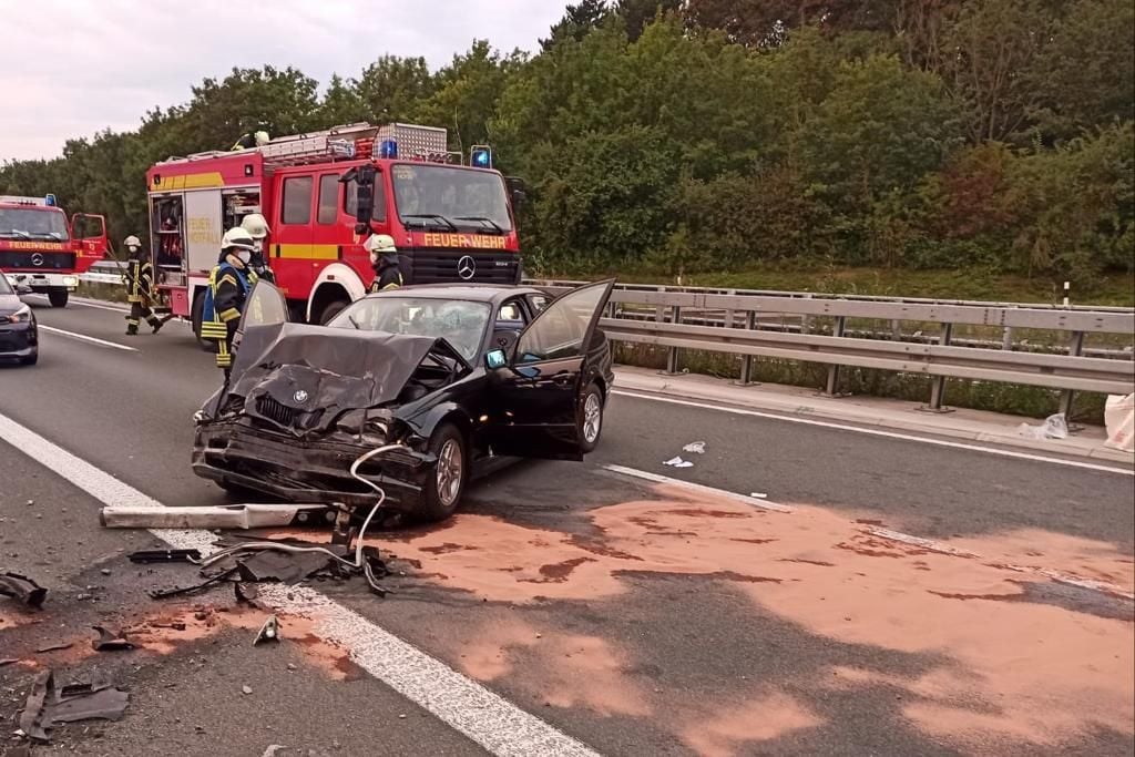 Auto prallt frontal gegen Brückenpfeiler