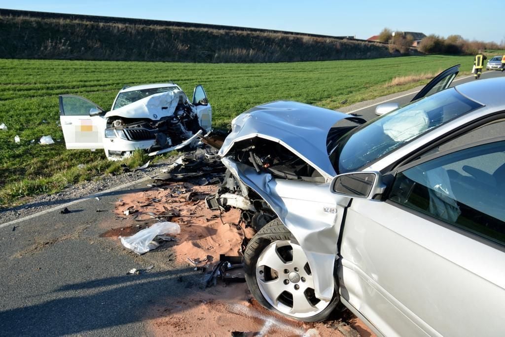 Autos prallen frontal zusammen